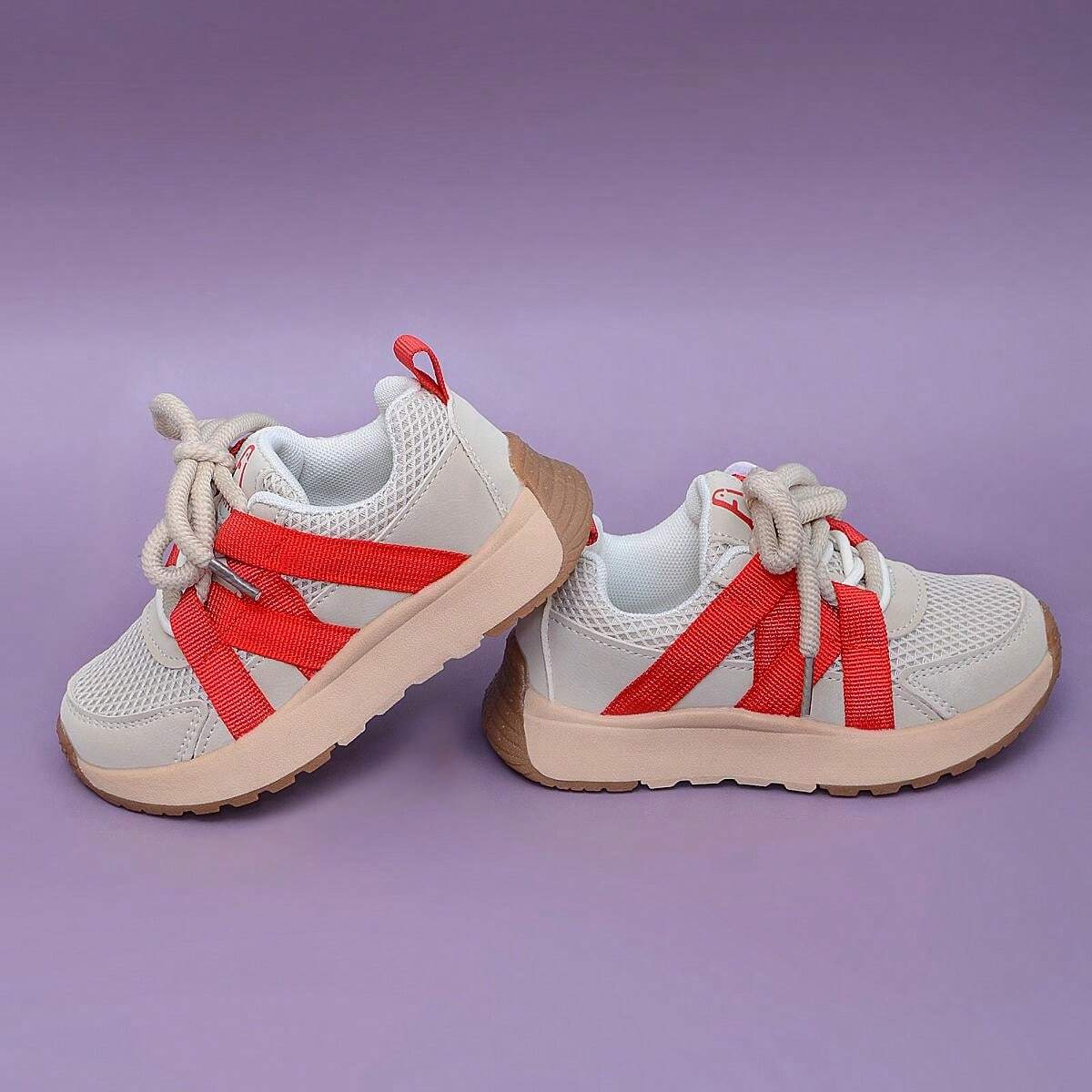 Une paire de jolis chaussures pour enfants unisexes avec des lacets ...