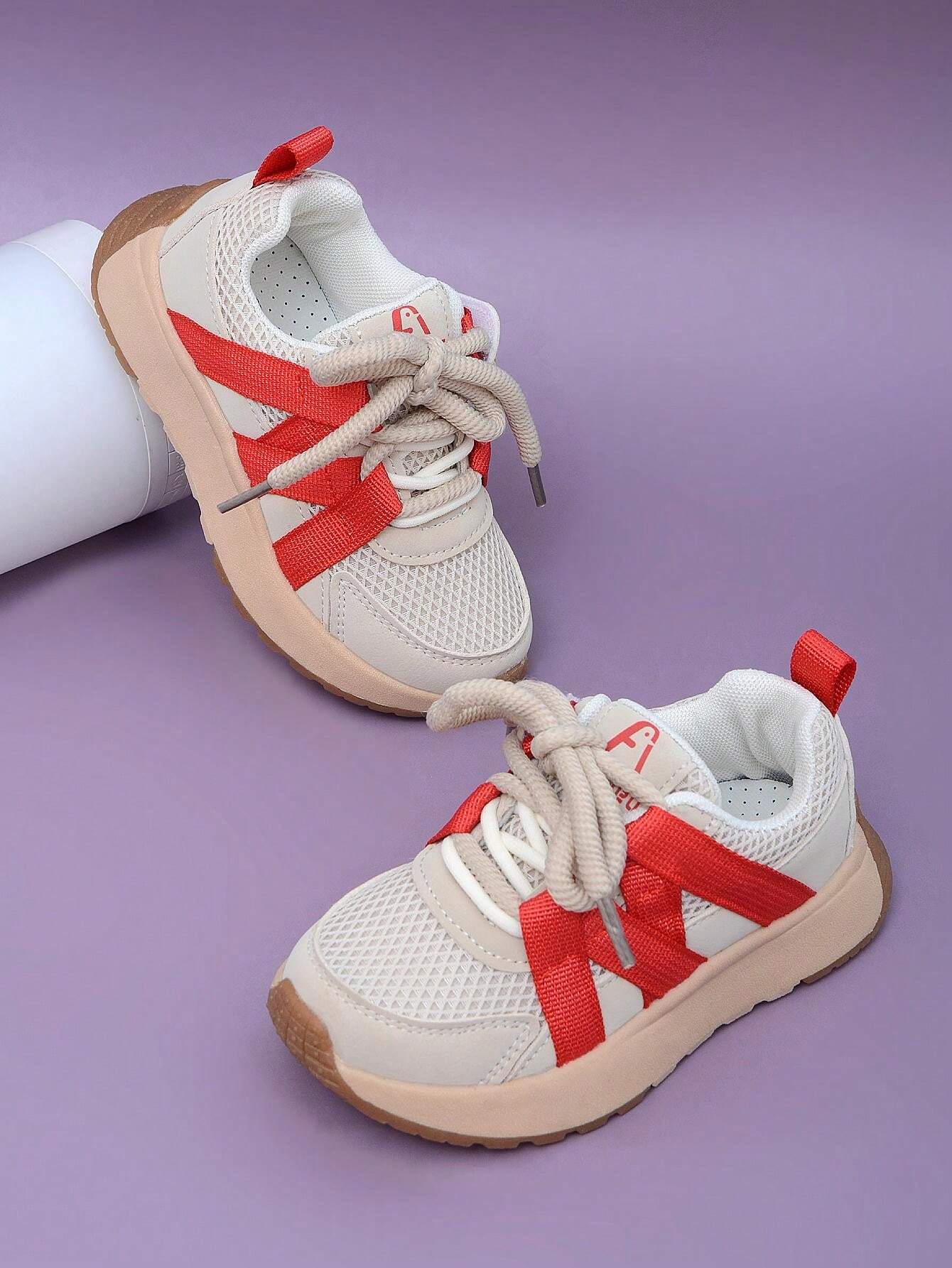 Une paire de jolis chaussures pour enfants unisexes avec des lacets ...