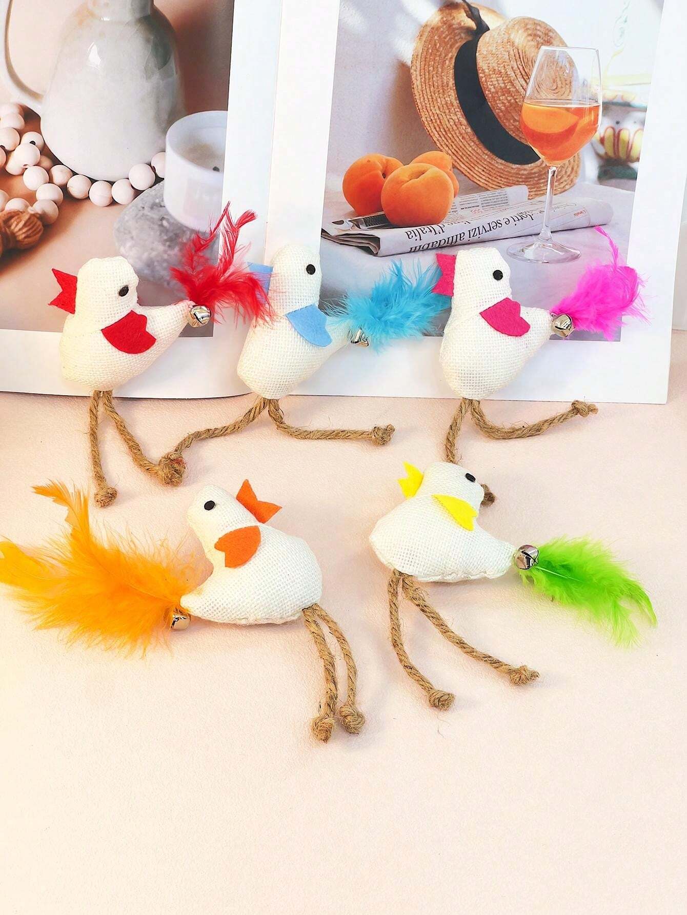 Un lindo juguete para mascotas de pollito con plumas en una cuerda de ...