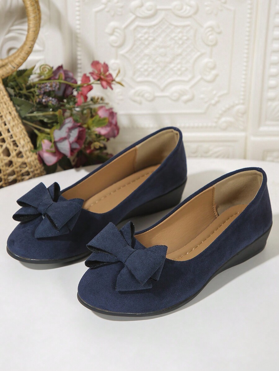 Zapatos de tacón de cuña de puntera redonda con decoración de lazo de ...