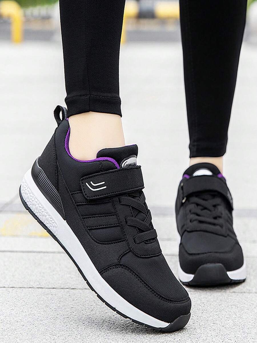 Le scarpe da tempo libero per donne anziane sono leggere e confortevoli ...