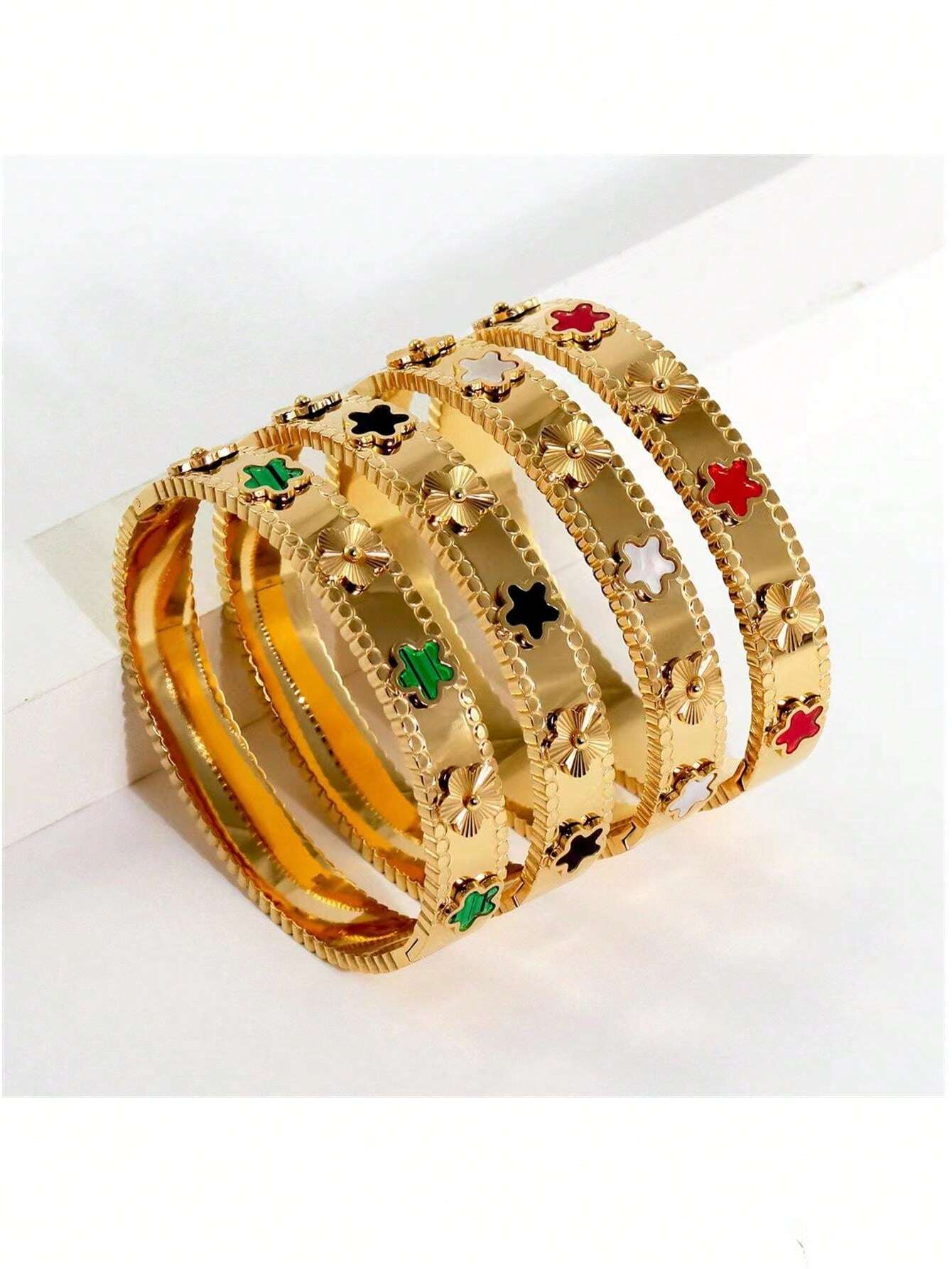 Un elegante y bonito brazalete de acero inoxidable chapado en oro de 18 ...