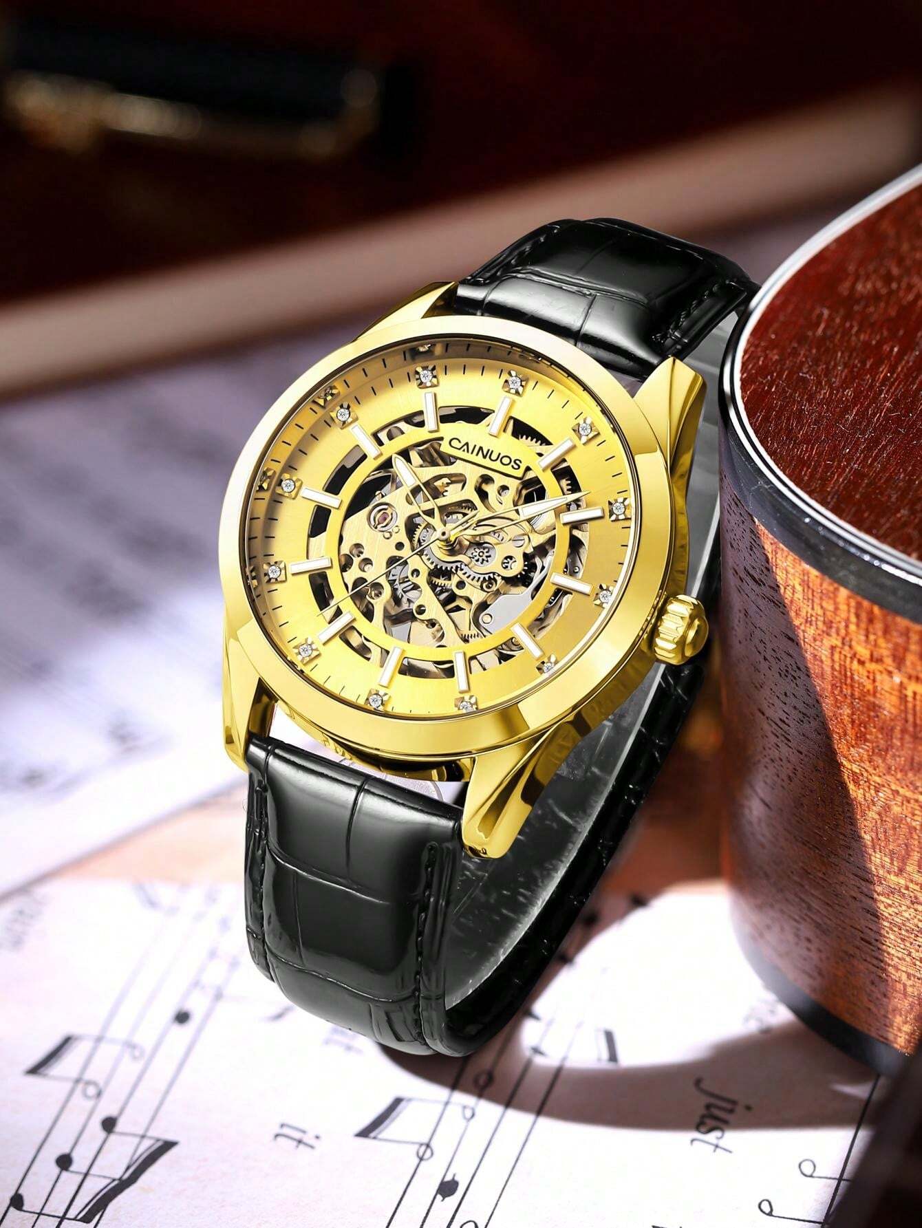 Reloj mecánico automático dorado de marca de lujo con detalles huecos ...