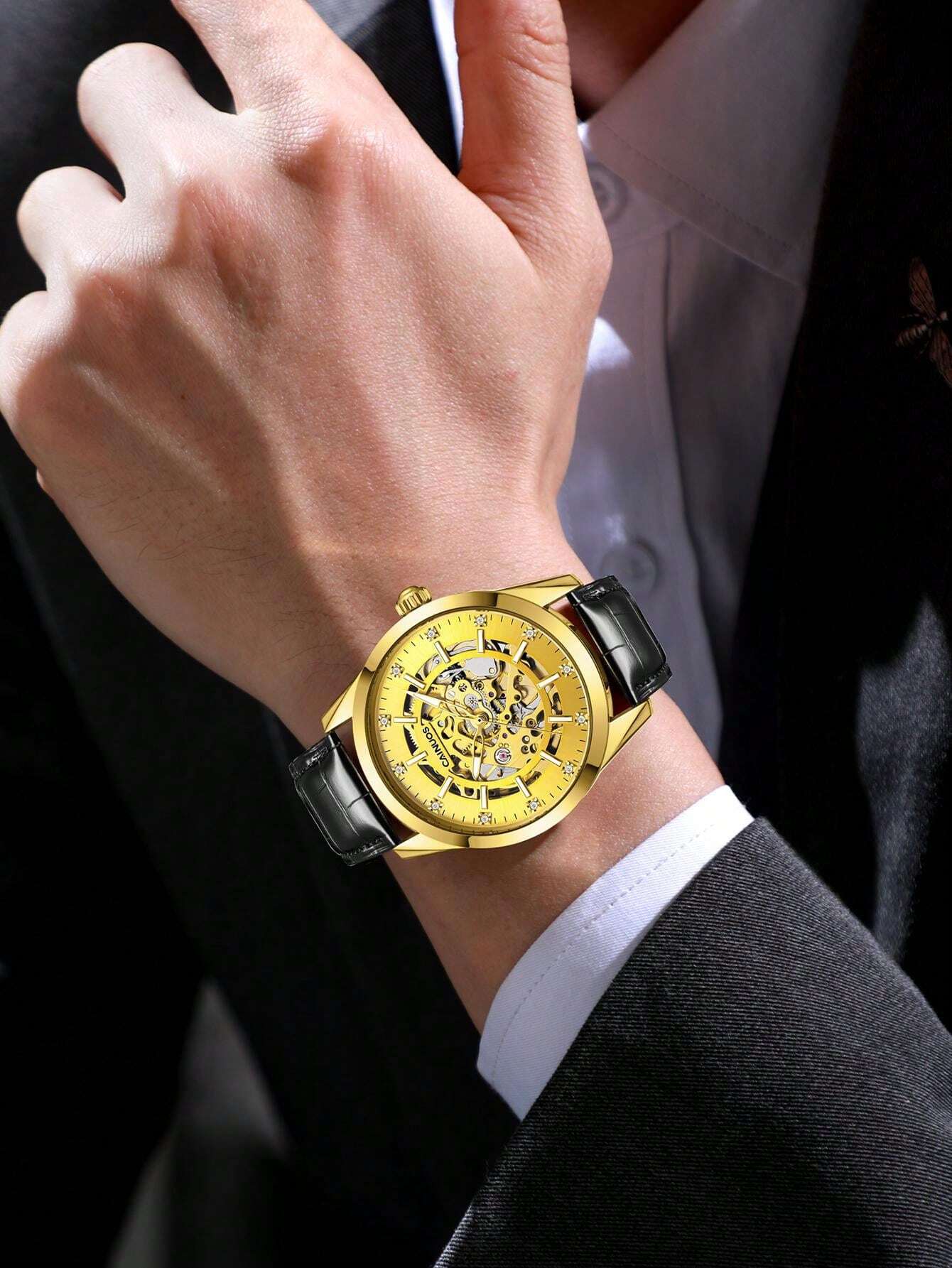 Reloj mecánico automático dorado de marca de lujo con detalles huecos ...