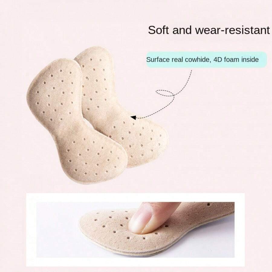 Une paire de chaussures taillées en peau de porc pour femmes sont ...