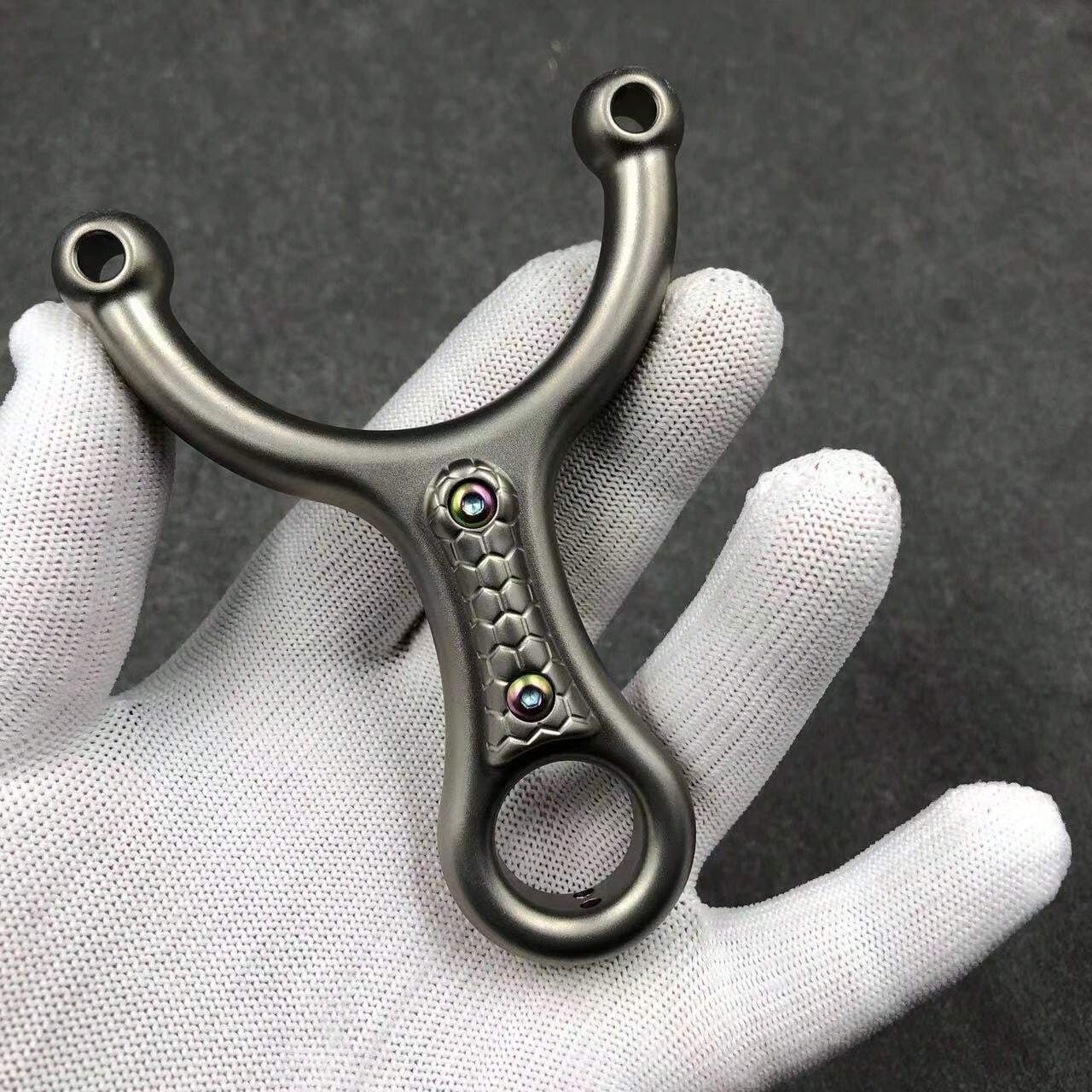 Una potente resortera de aleación de titanio con gran precisión y bola ...