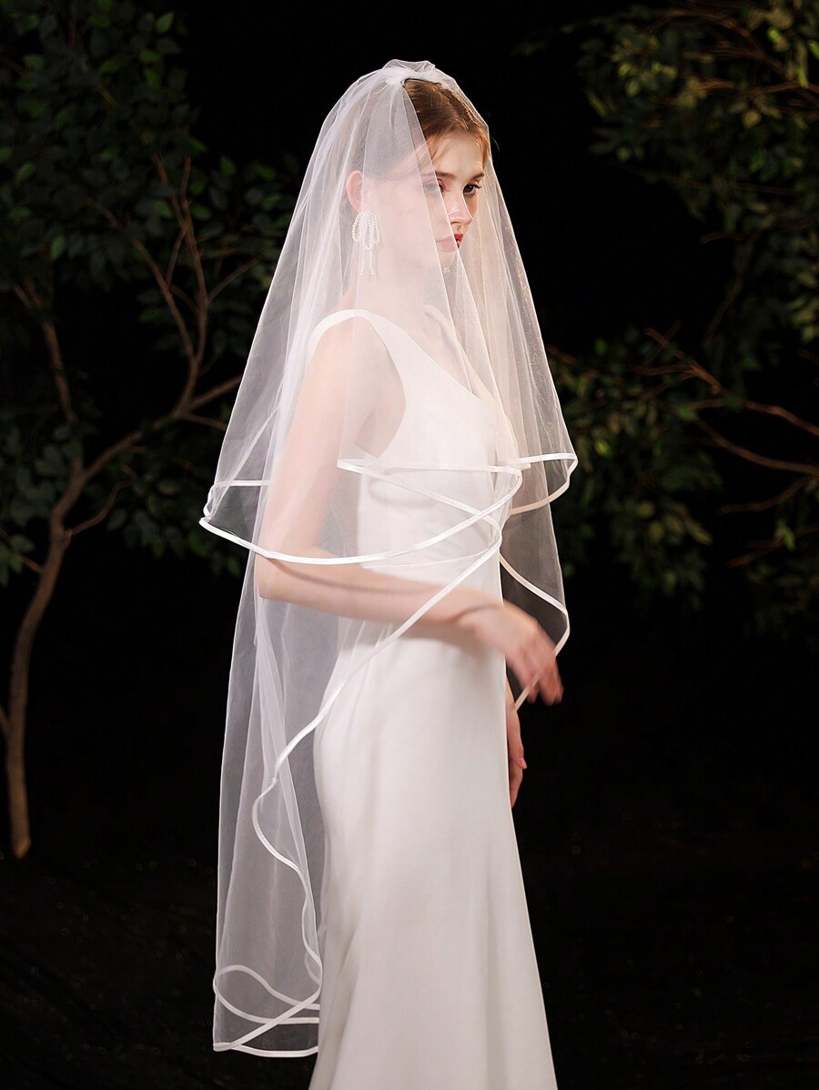 White And Elegant Bride's Veil Is Suitable For Waist Length Veils At ...