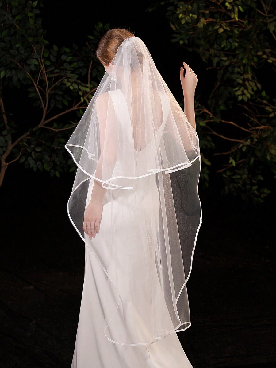 White And Elegant Bride's Veil Is Suitable For Waist Length Veils At ...