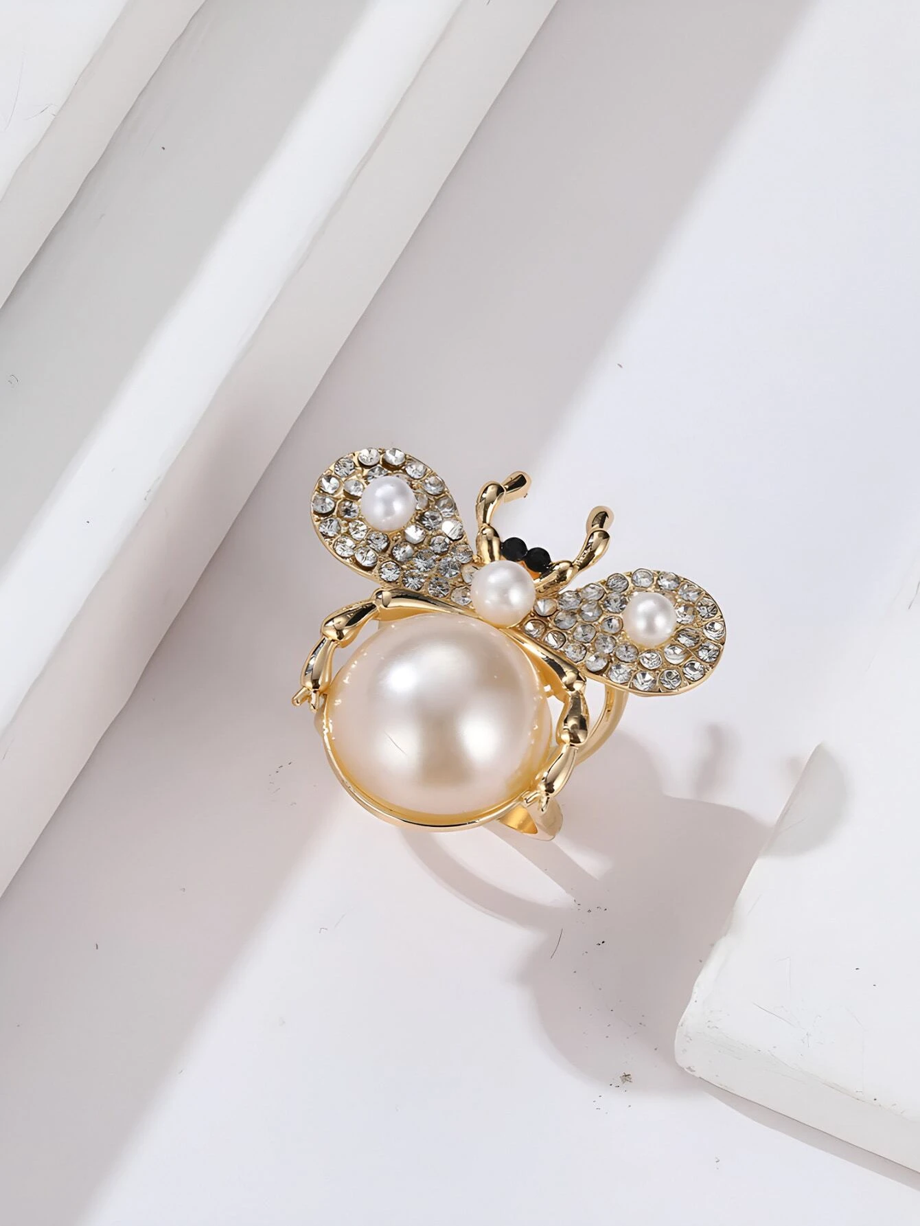 Pearl-Encrusted Unique Insect-Shaped Scarf Buckle With A Sense Of ...