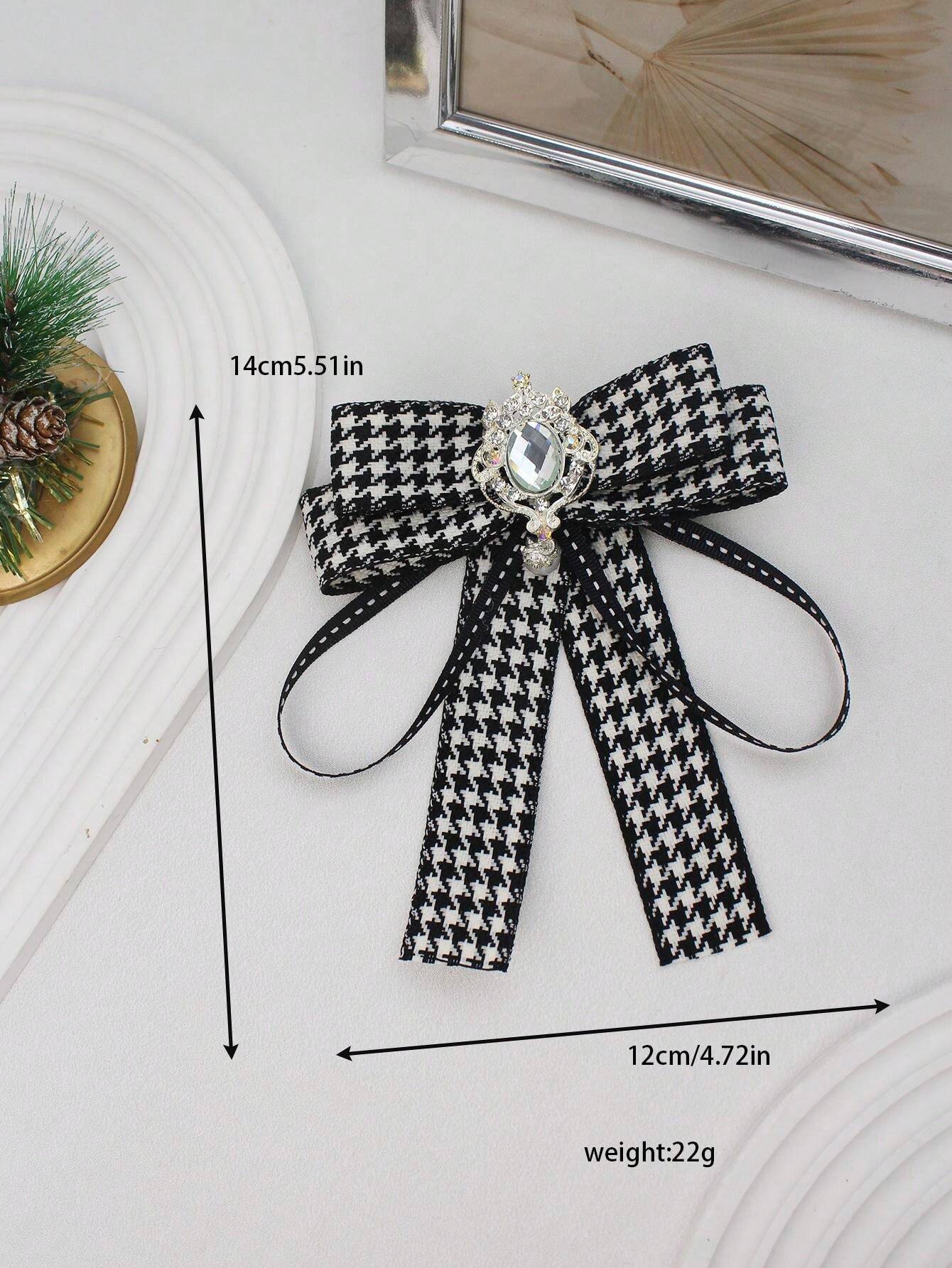 Un corbatín elegante, flor del cuello y boutonnière con patrones de ...