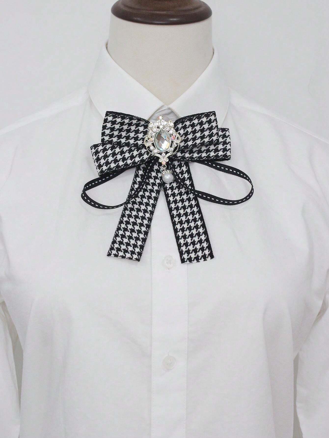 Un corbatín elegante, flor del cuello y boutonnière con patrones de ...