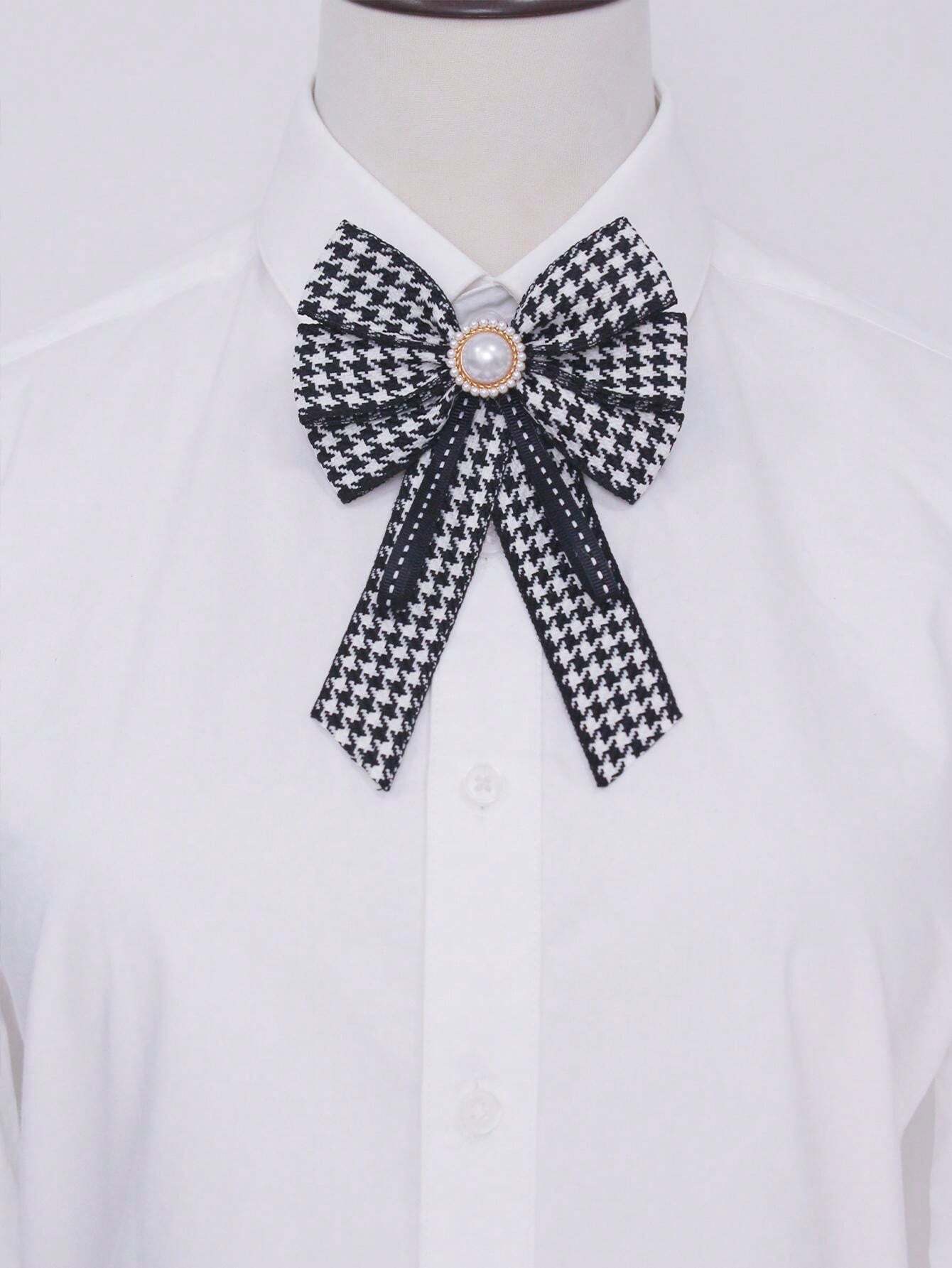 Un corbatín elegante, flor del cuello y boutonnière con patrones de ...