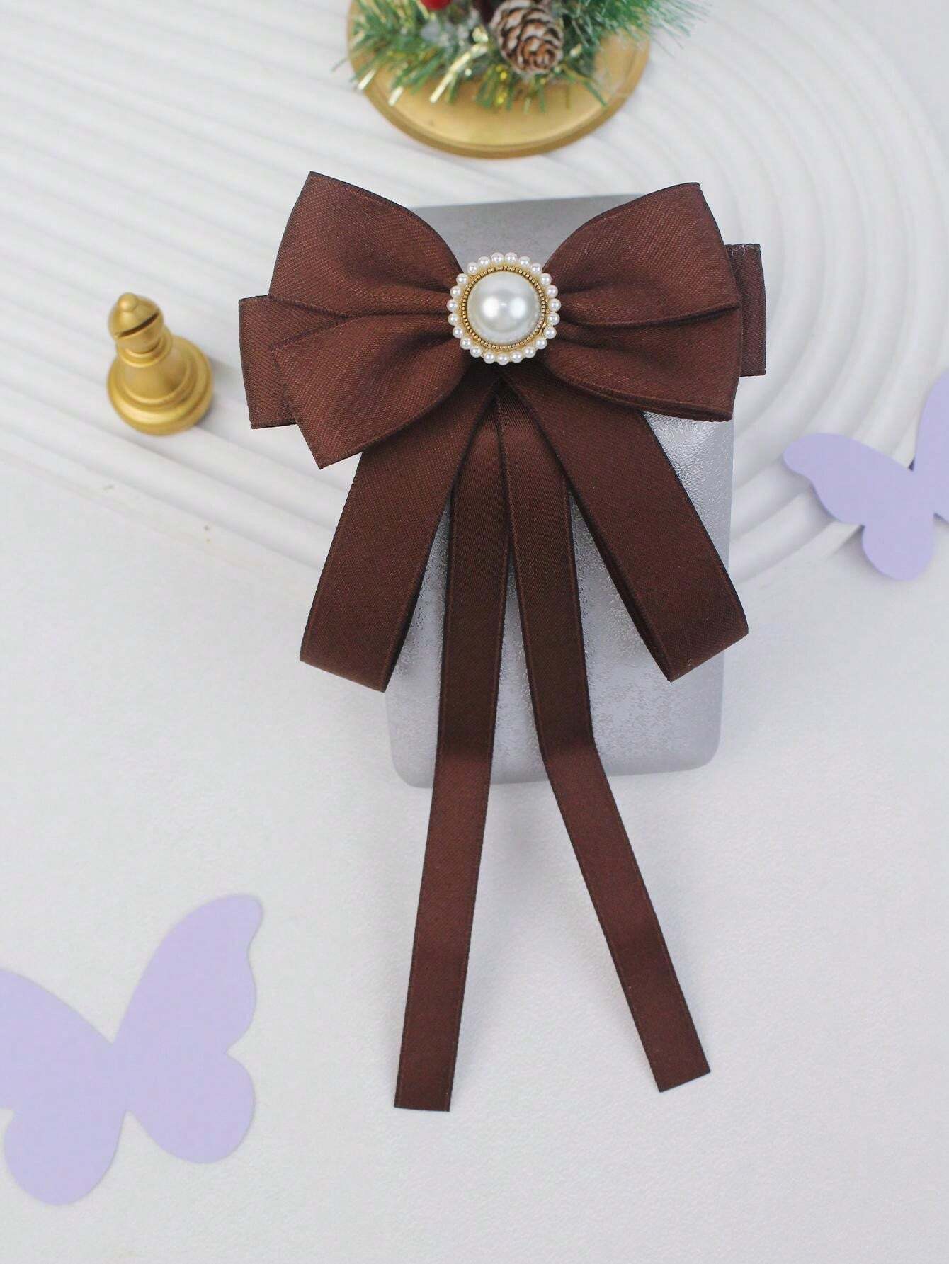 Un elegante corbatín adornado con perlas, adecuado para combinar con ...