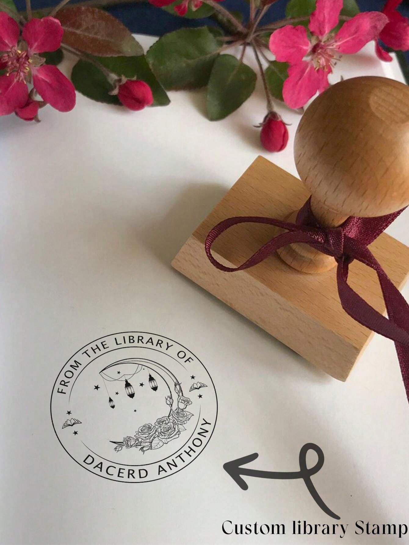 Sello personalizado "De la biblioteca de..." | Sello de libro personalizado, estilo caligráfico ...