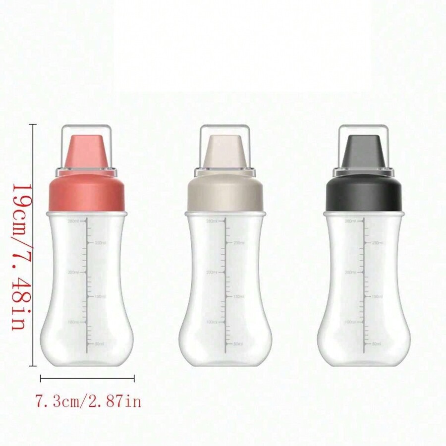 Bottiglie a pressione di colori assortiti, contenitori per condimenti e ...