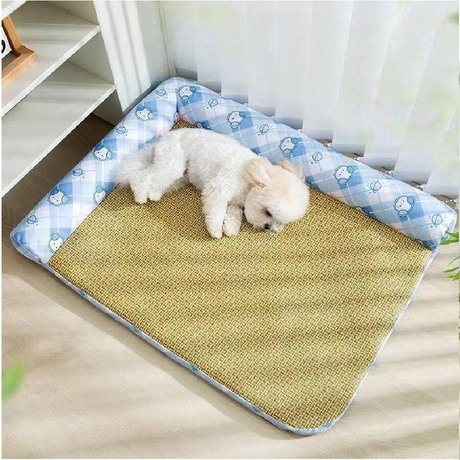 A Mat Made Of Bamboo Mats That Is Suitable For Both Cats And Dogs ...