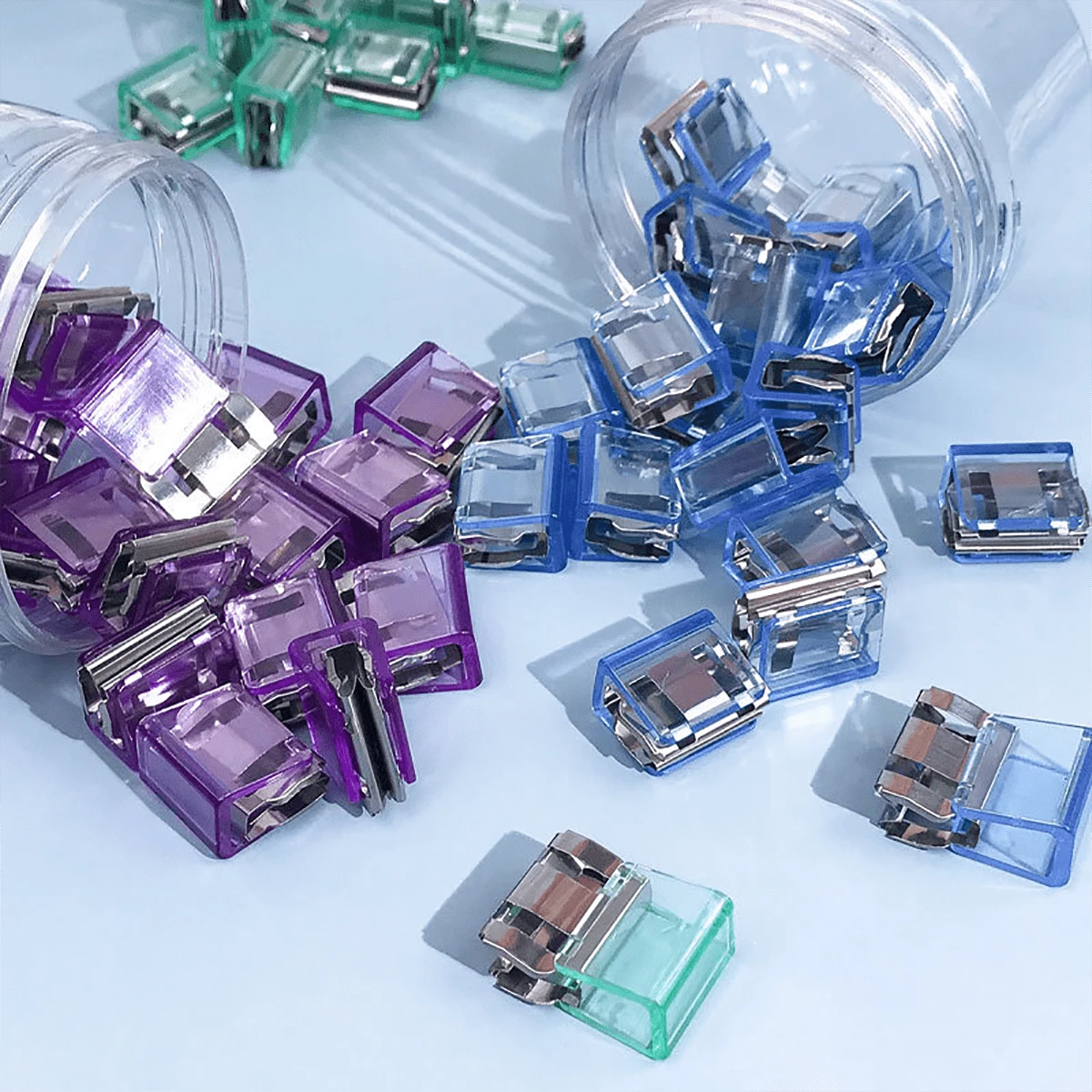 Pequenos clipes de fixação em várias cores para armazenar documentos ...