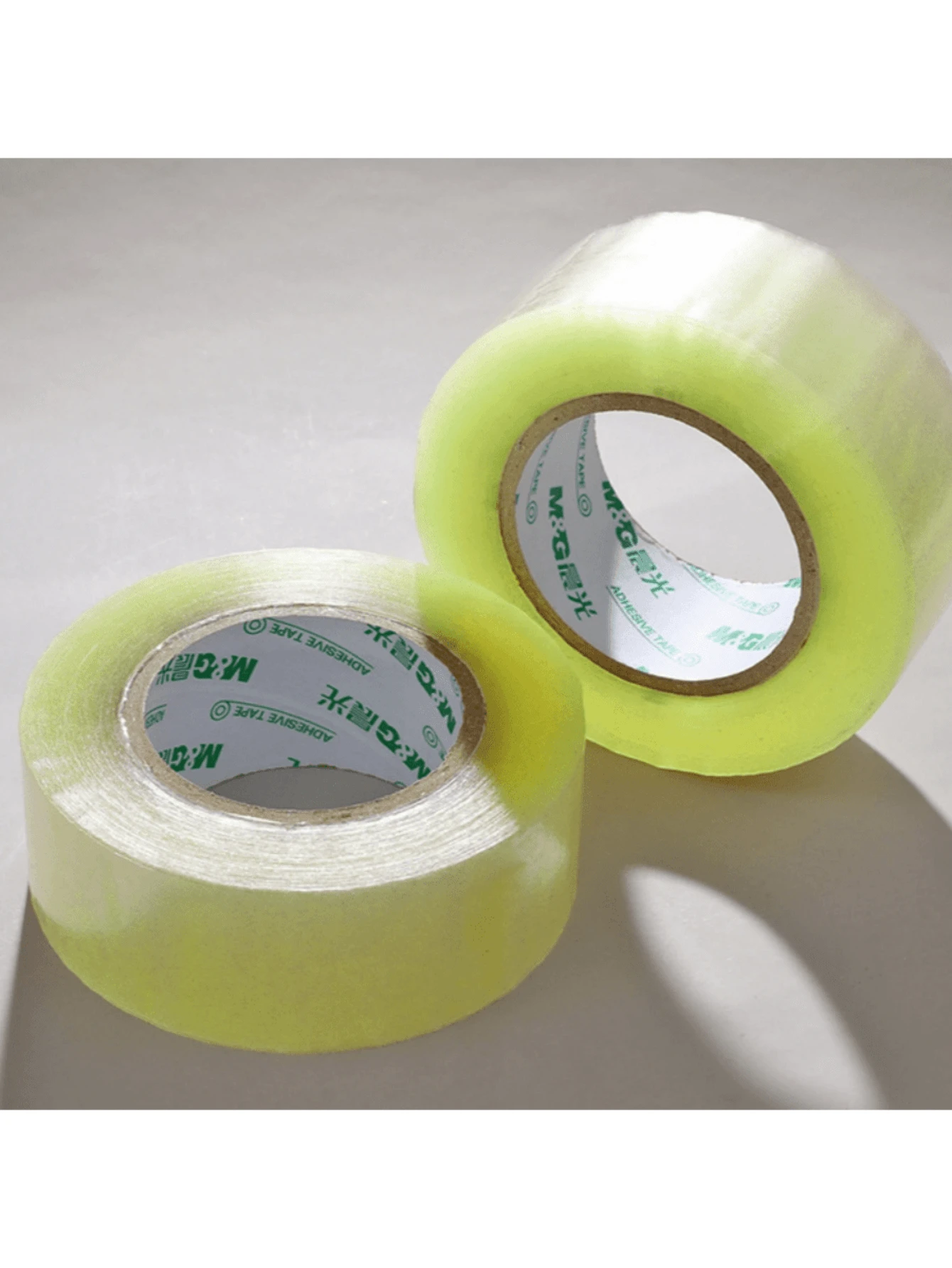 Ruban adhésif scellant pratique super transparent. Bande d'emballage ...