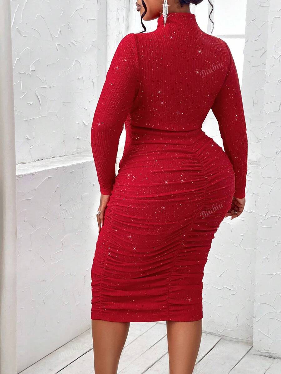 Robe rouge serrée et asymétrique à plis, convenant pour une production ...