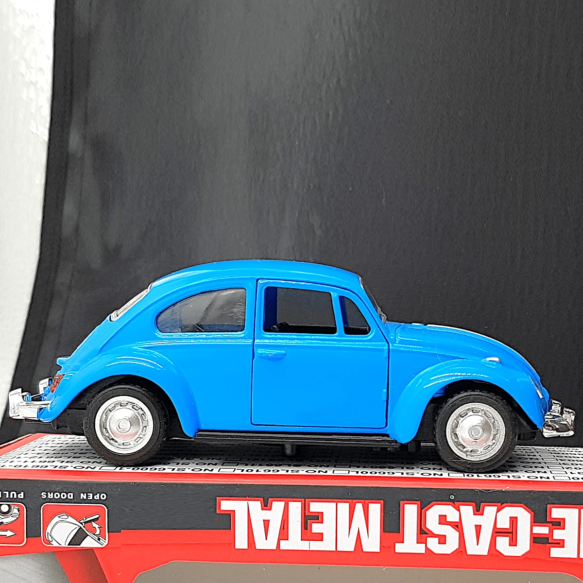 El consentido de México, Vochito Vocho a escala 1:32 de fricción con puertas abatibles y ...