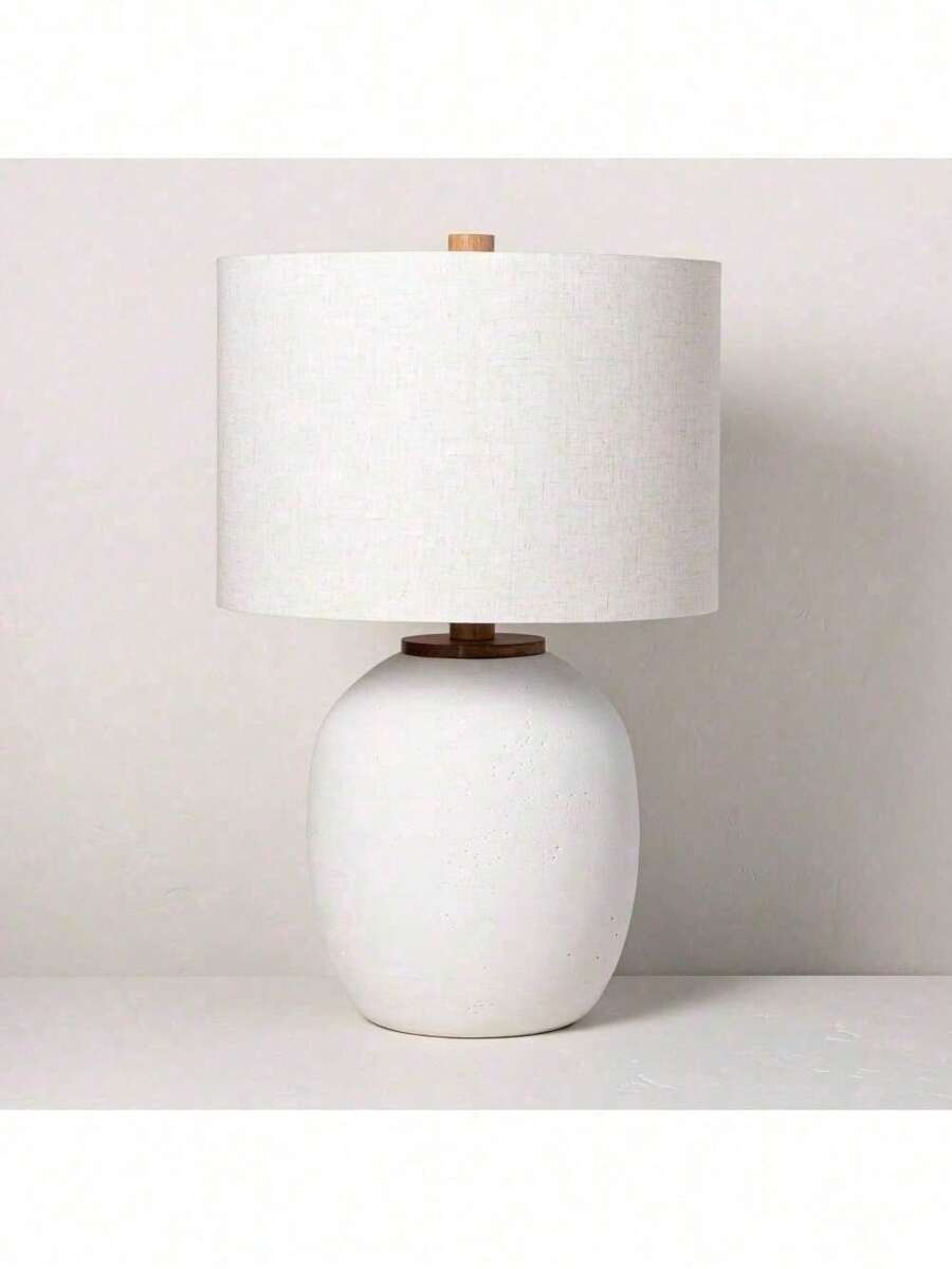 Lámpara de mesa de resina (incluye bombilla LED) Blanco - Hearth & Hand ...