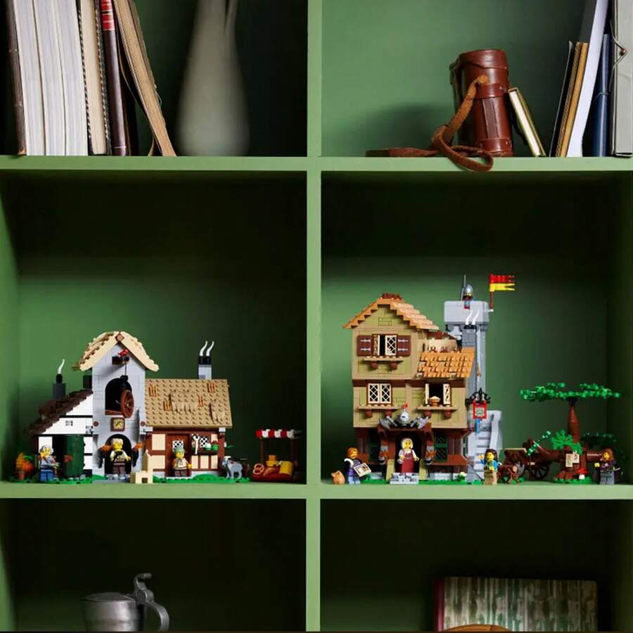 LEGO LEGO 10332 Medieval Town Square LEGO Icons Medieval Town Square ...