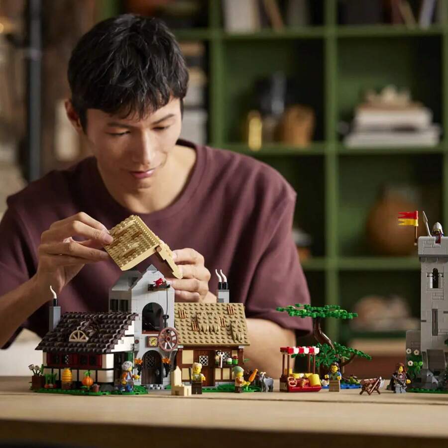 LEGO LEGO 10332 Medieval Town Square LEGO Icons Medieval Town Square ...