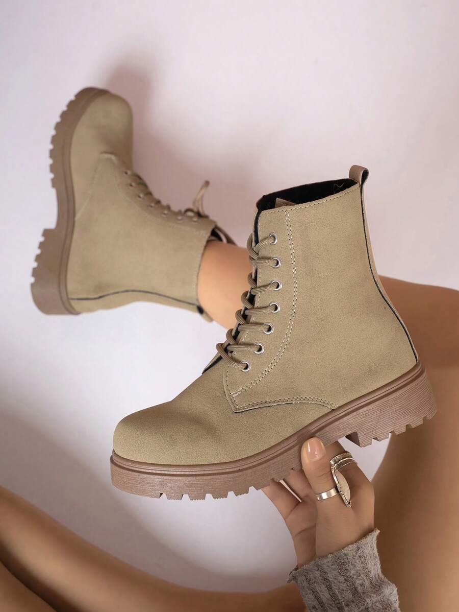 Door ontwerpers gemaakte modieuze enkellaarsjes, die vrouwen op de werkvloer empoweren met ...