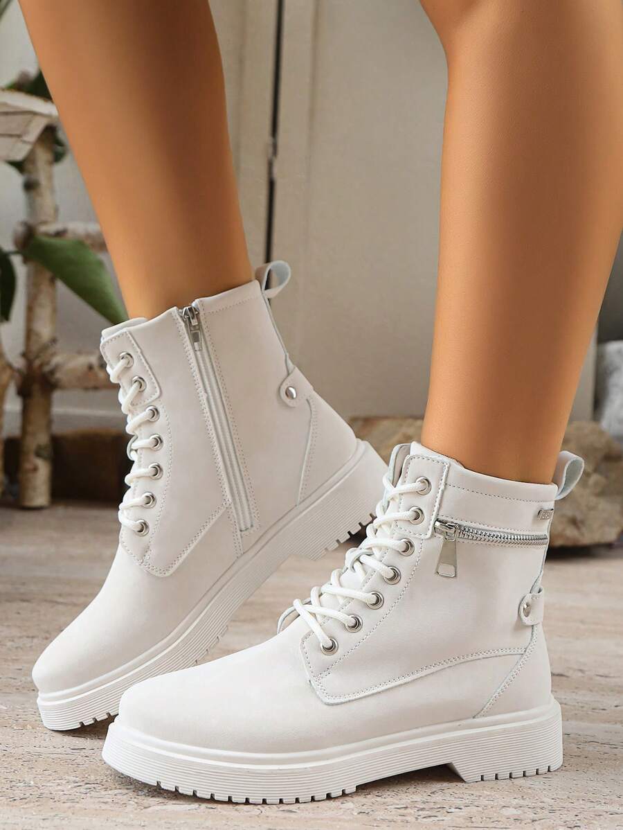 Botas altas de estilo británico de moda con detalles funcionales para ...