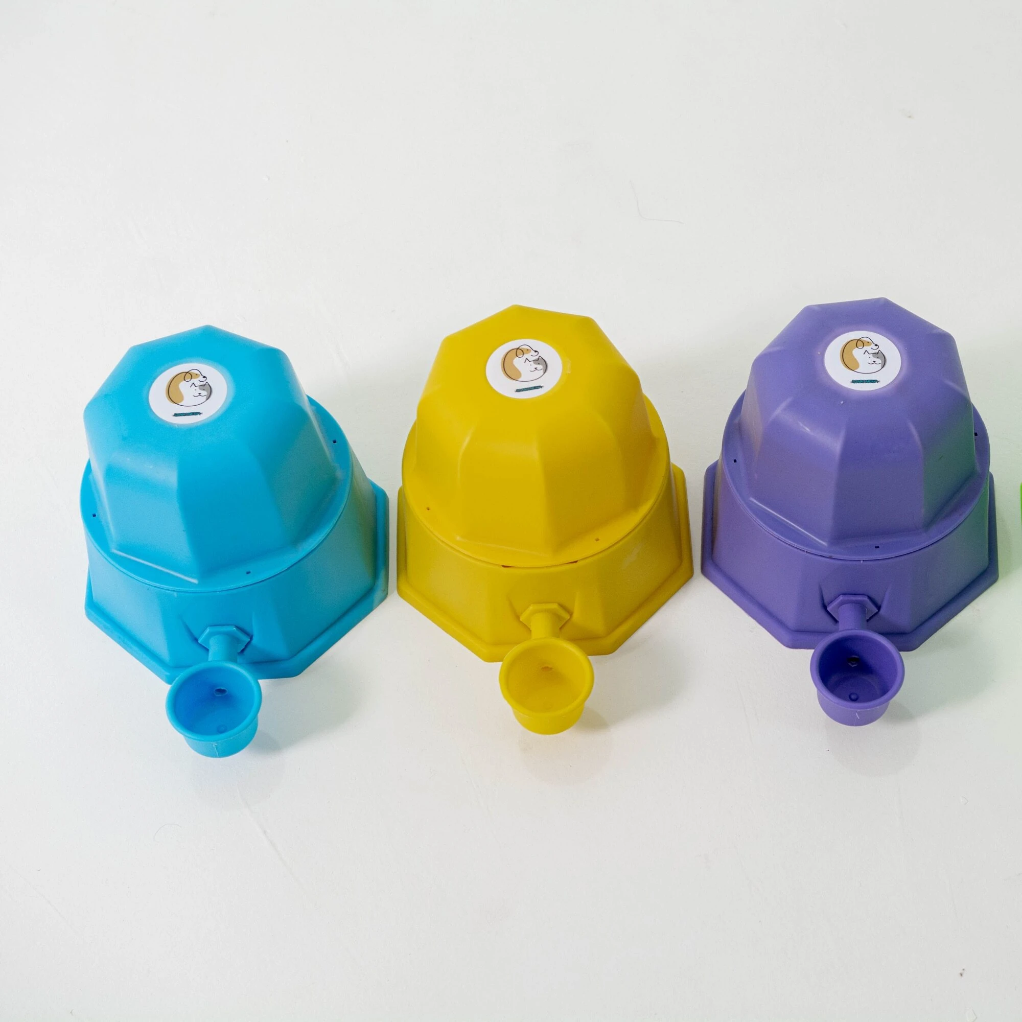 Long Haired Pet Drinker For Animals, 2.3 Liters, Various Colors for ...