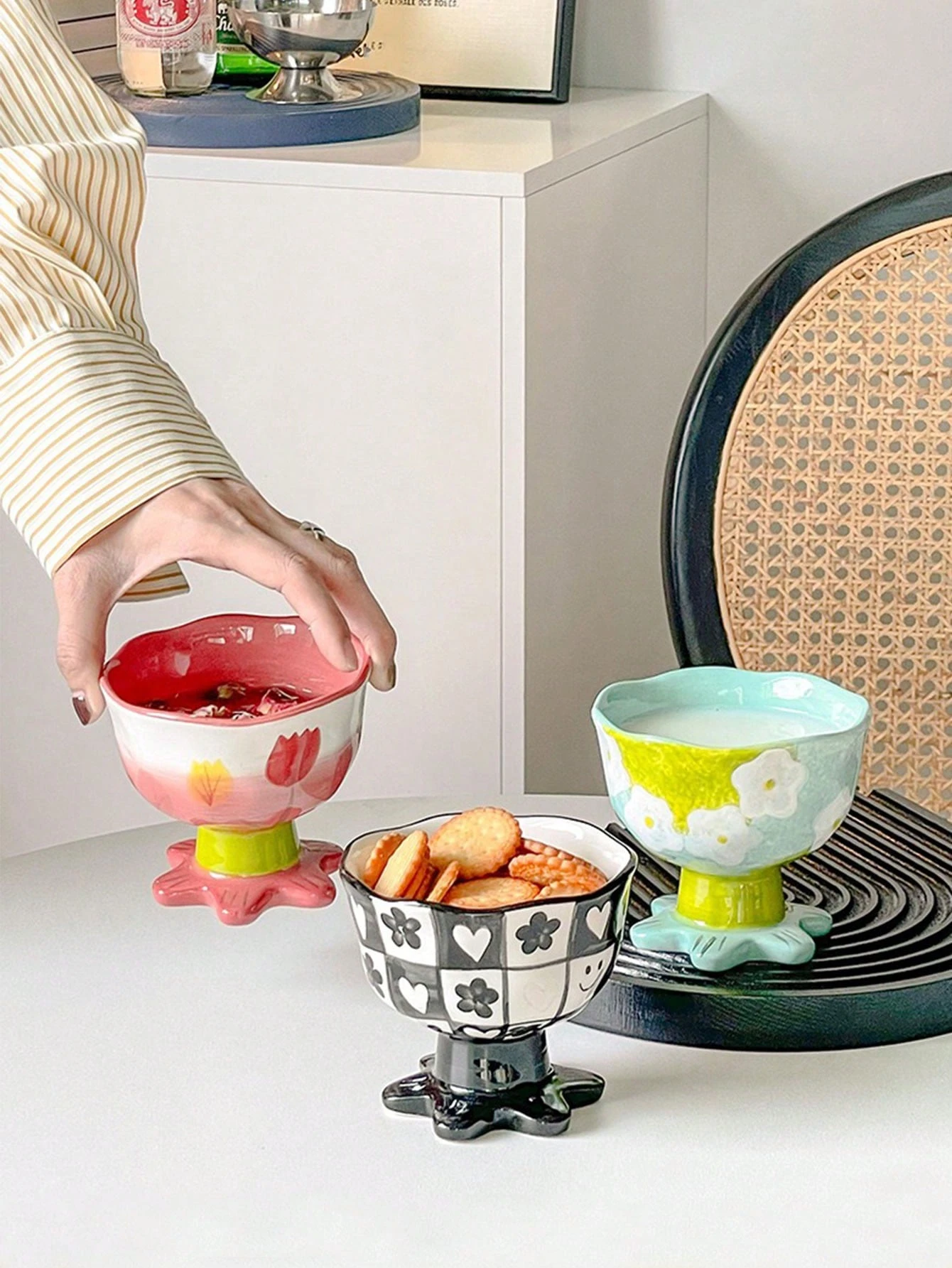 Questo set include 3 tazze di forme diverse. Quella di sinistra ha una ...