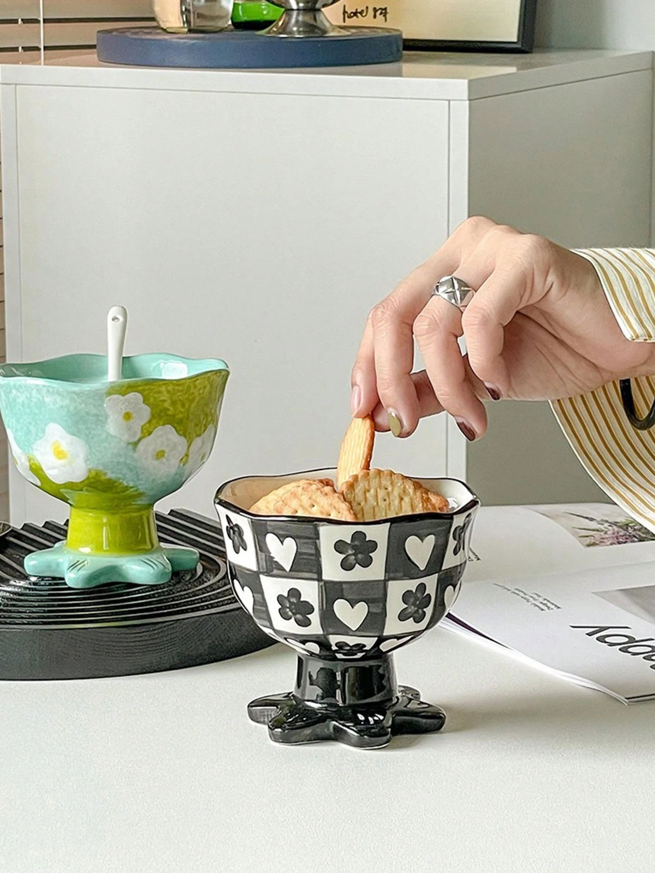 Questo set include 3 tazze di forme diverse. Quella di sinistra ha una ...