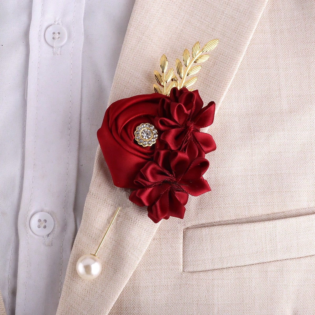 1 pieza Botonier en color burdeos con perlas, hojas doradas y strass ...