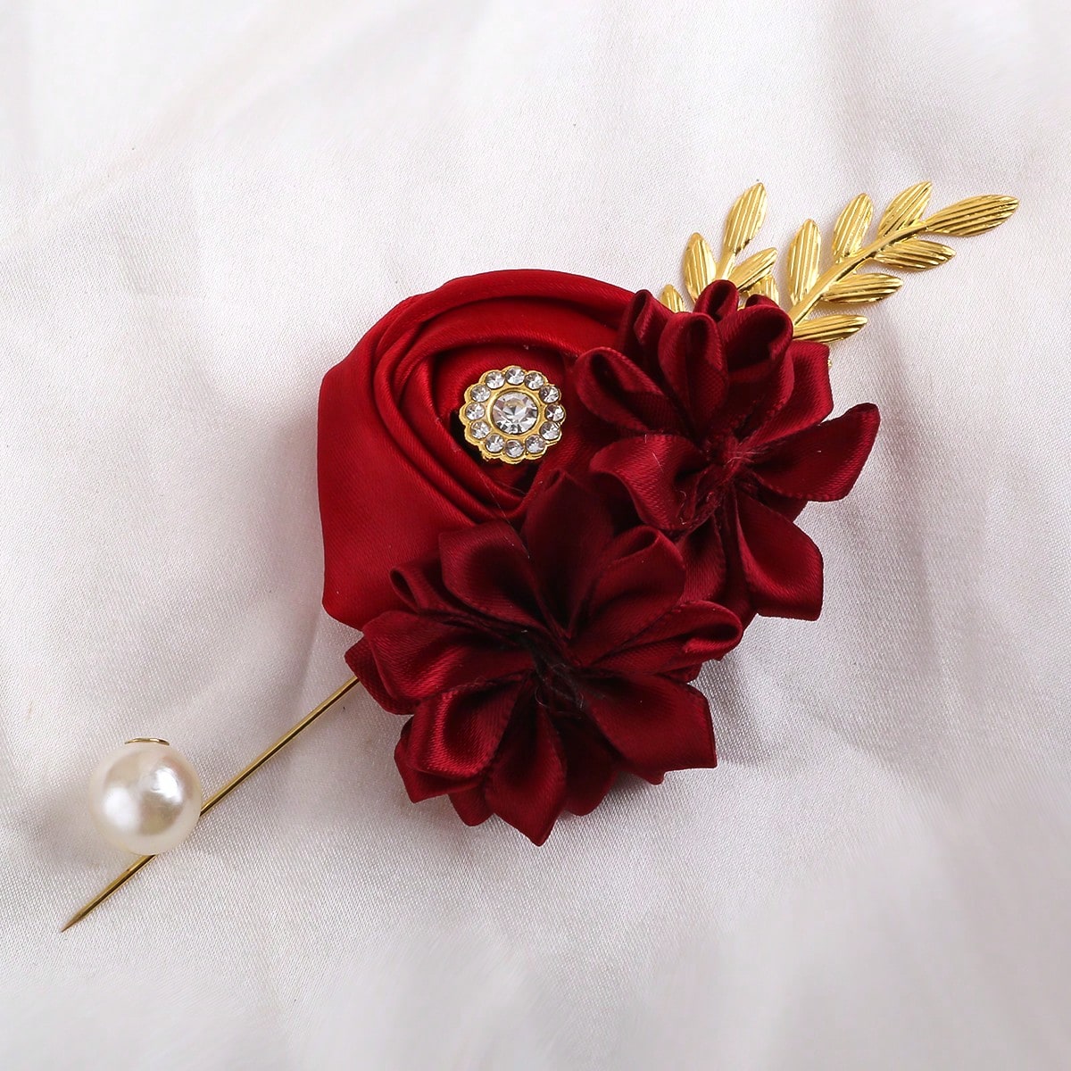 1 pieza Botonier en color burdeos con perlas, hojas doradas y strass ...