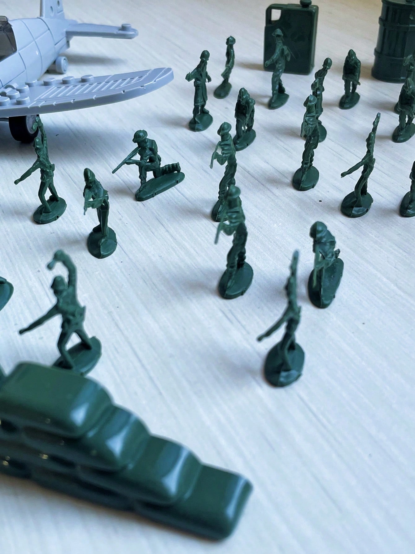 U. S. Toy Green Army Men Toy Soldiers Set, Fighter Plane Classic ...