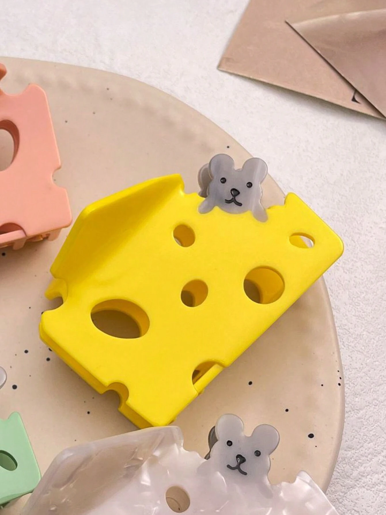 1 Cute Cartoon Cheese Claw For A Lady As A Gift To A Friend | SHEIN UK