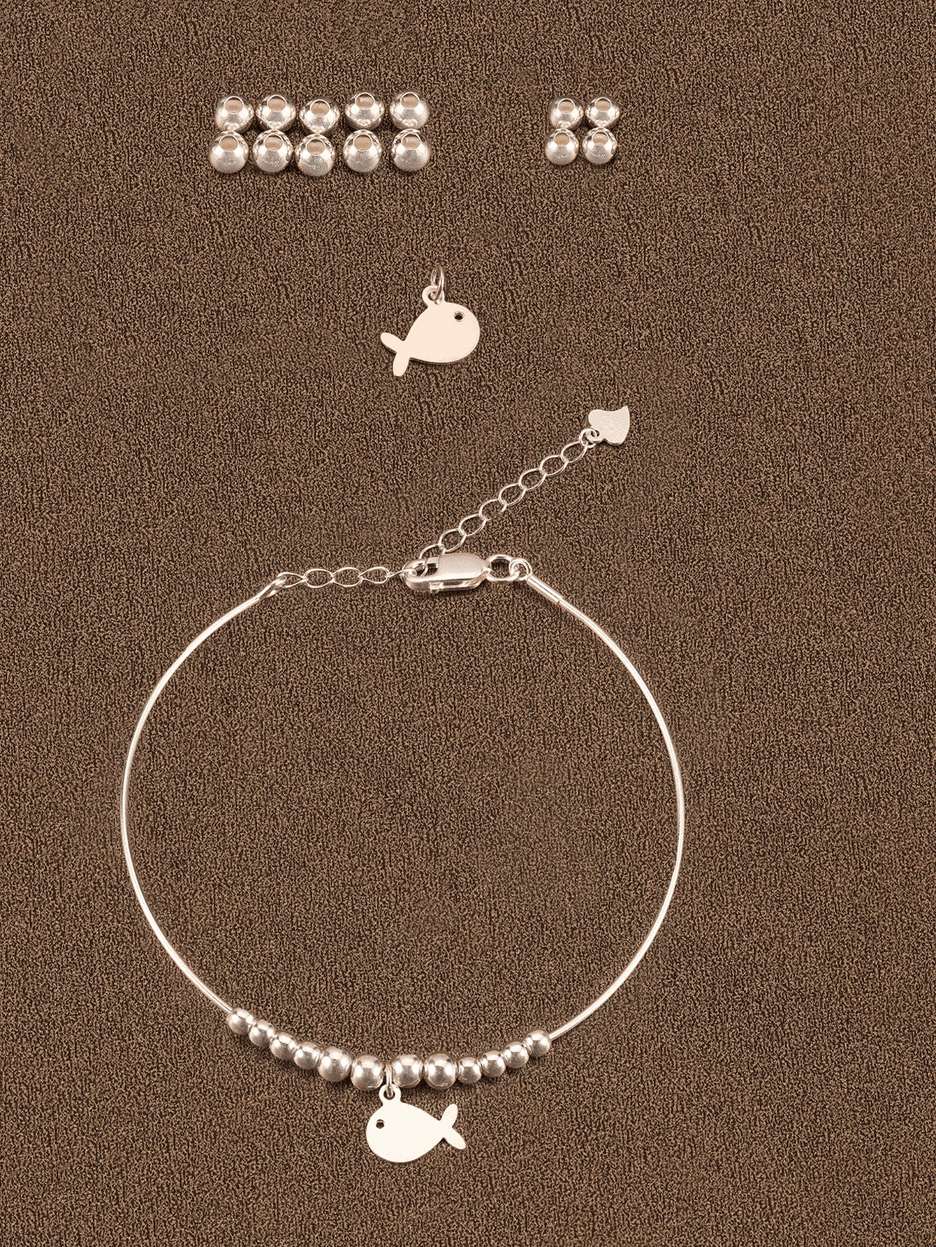 Pez pequeño en el mar profundo | Una pulsera hecha de peces de plata ...