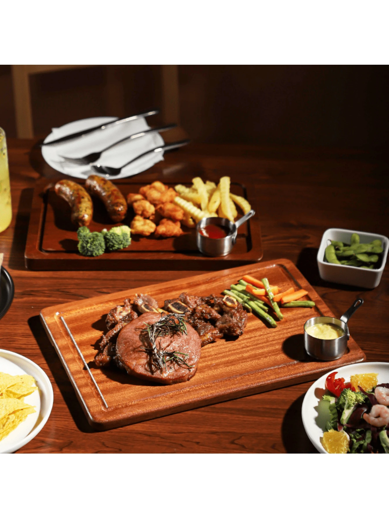 Una variedad de platos de madera para carne, platos de comida ...