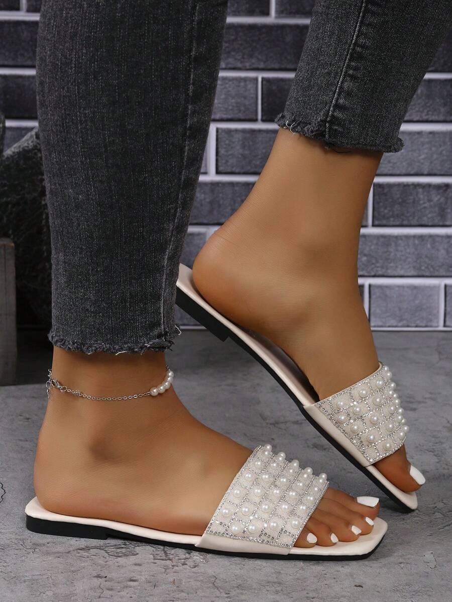 Sandali con suola in gomma decorati con perle, moda con superficie in ...