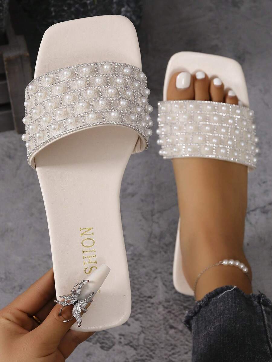 Sandali con suola in gomma decorati con perle, moda con superficie in ...