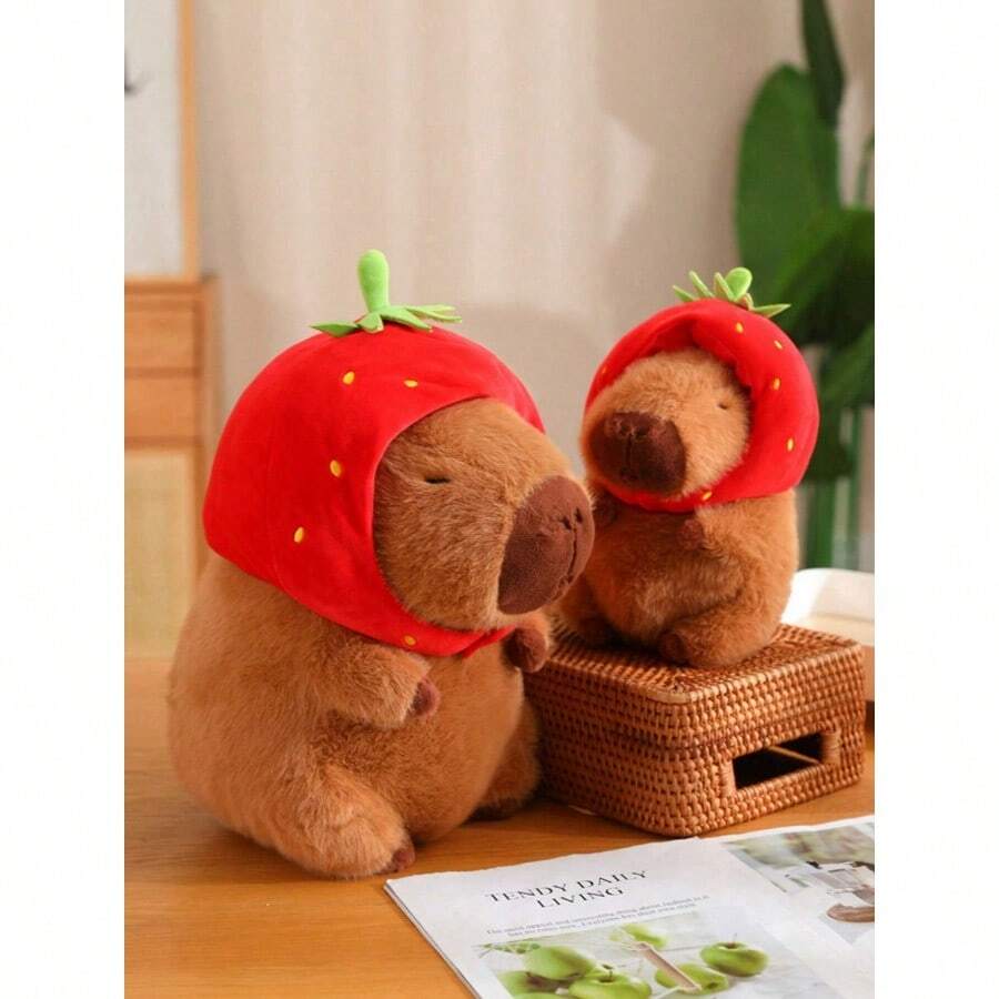 Peluche mignonne de capybara. Un animal en peluche de capybara avec un turban à la fraise. Des ...