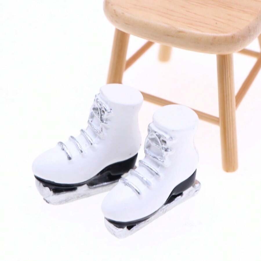 Mini Realistic Roller Skate Model, Miniature Skiing Scene Ice Skate ...