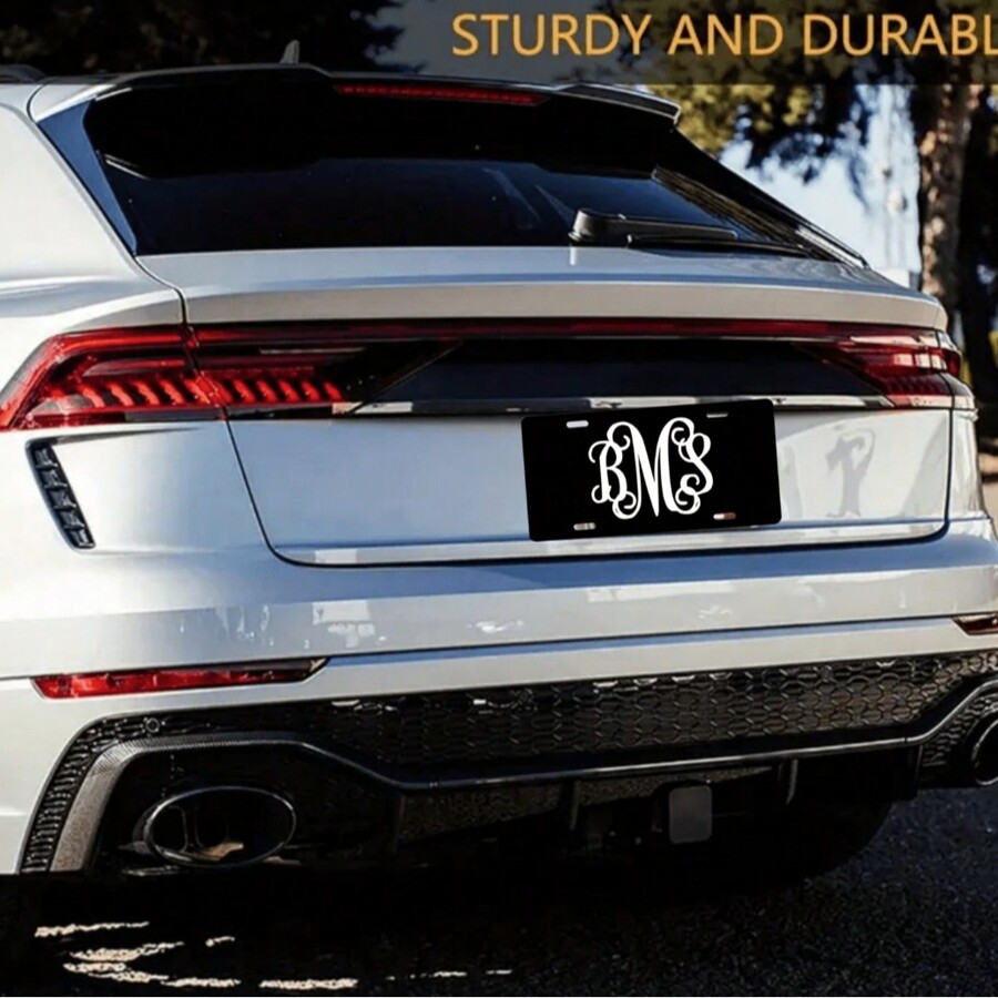 Placa de carro preta de caractere único, emblema de carro com nome ...