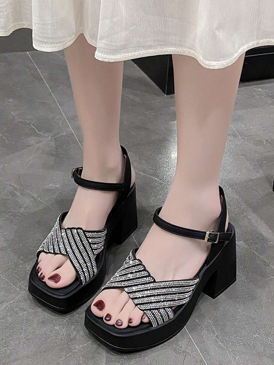 Sandales compensées mode femme avec talons hauts, design polyvalent pour jupes, été 2025 | Mode ...