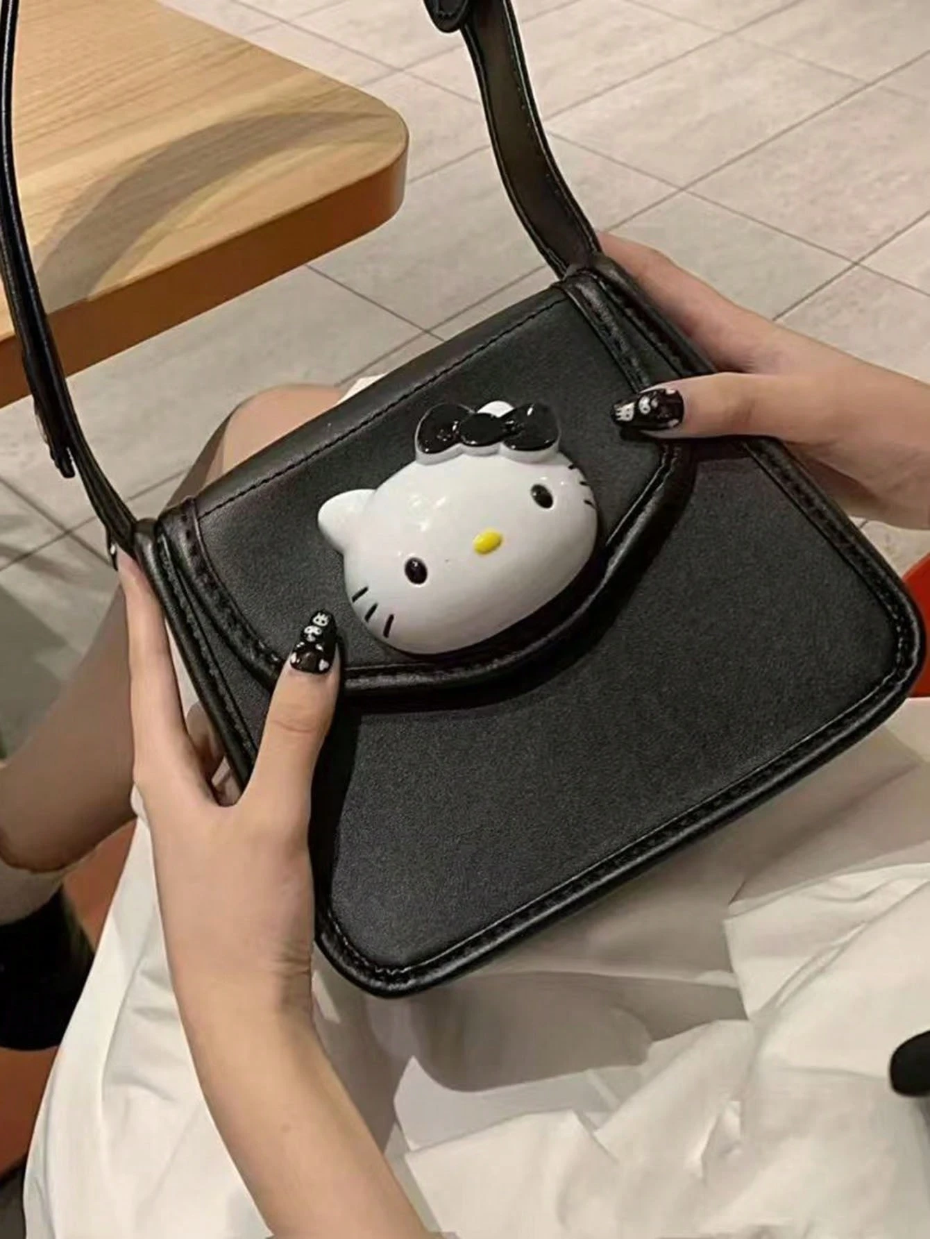 Sanrio 1 ชิ้น กระเป๋าสะพายยี่ห้อ Hello Kitty ของบริษัท Sanrio สไตล์วิน ...