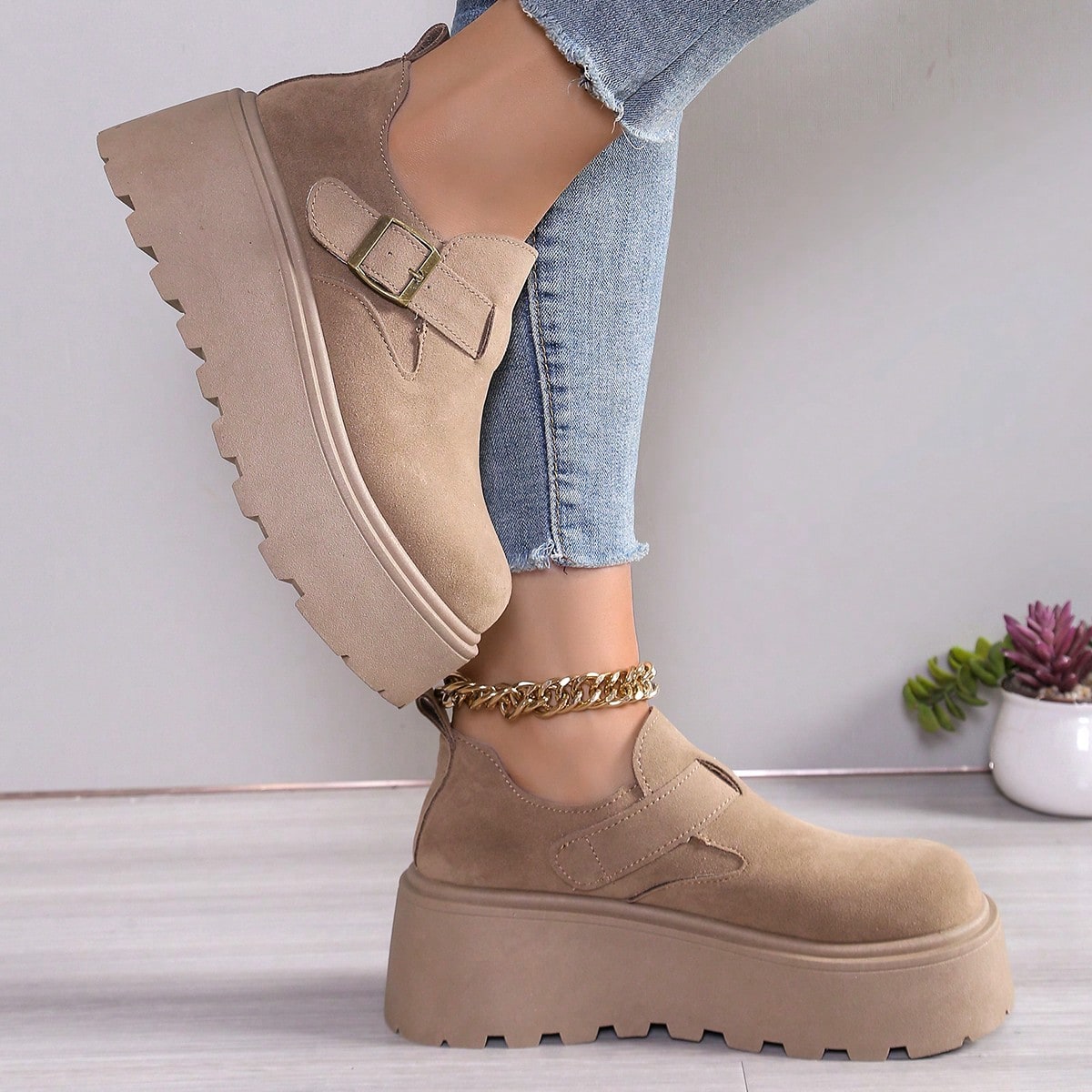 Scarpe con suola spessa e platform per donne per far sembrare le gambe ...