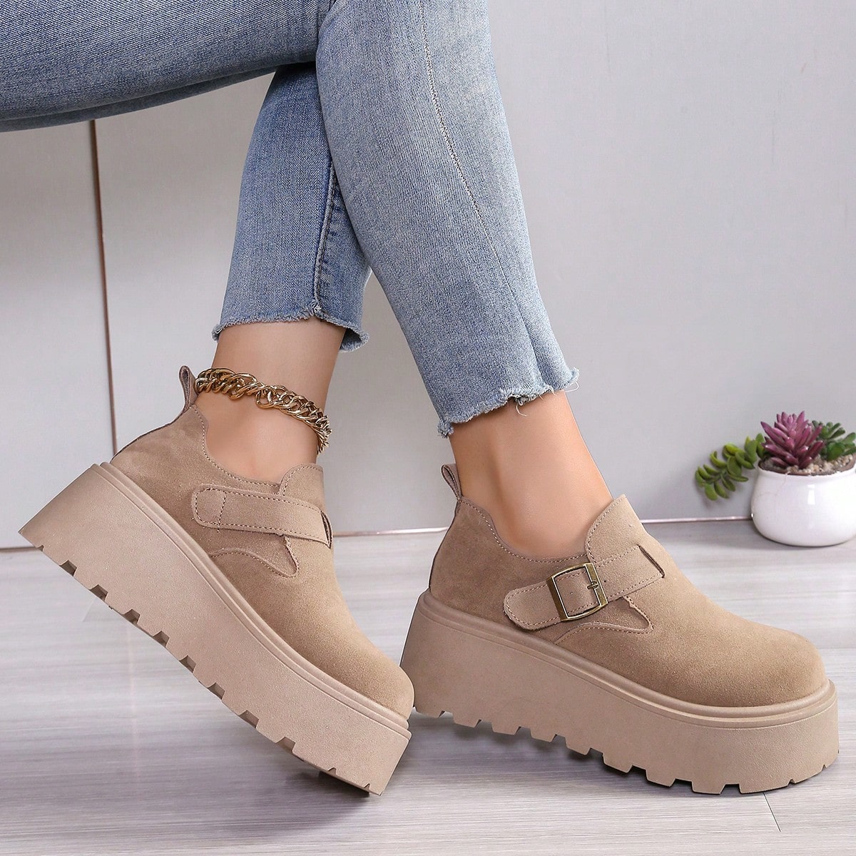 Scarpe con suola spessa e platform per donne per far sembrare le gambe ...