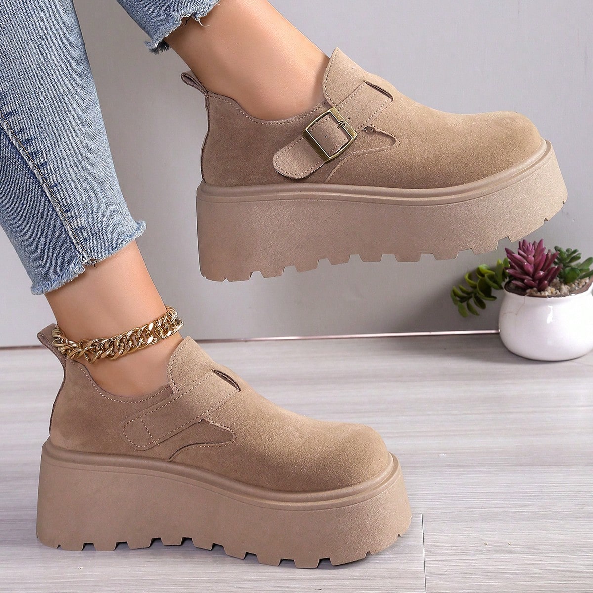 Scarpe con suola spessa e platform per donne per far sembrare le gambe ...