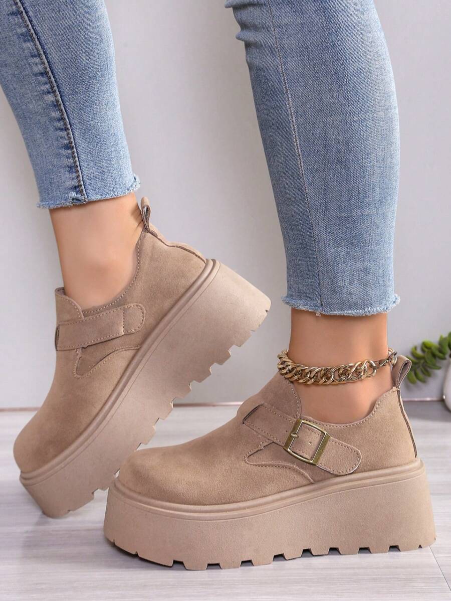 Chaussures à semelle épaisse pour femmes pour donner l'impression de ...