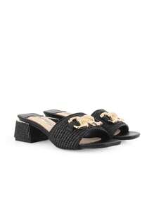 Gevlochten raffia sandalen met hardware op de bovenkant met een brede ...